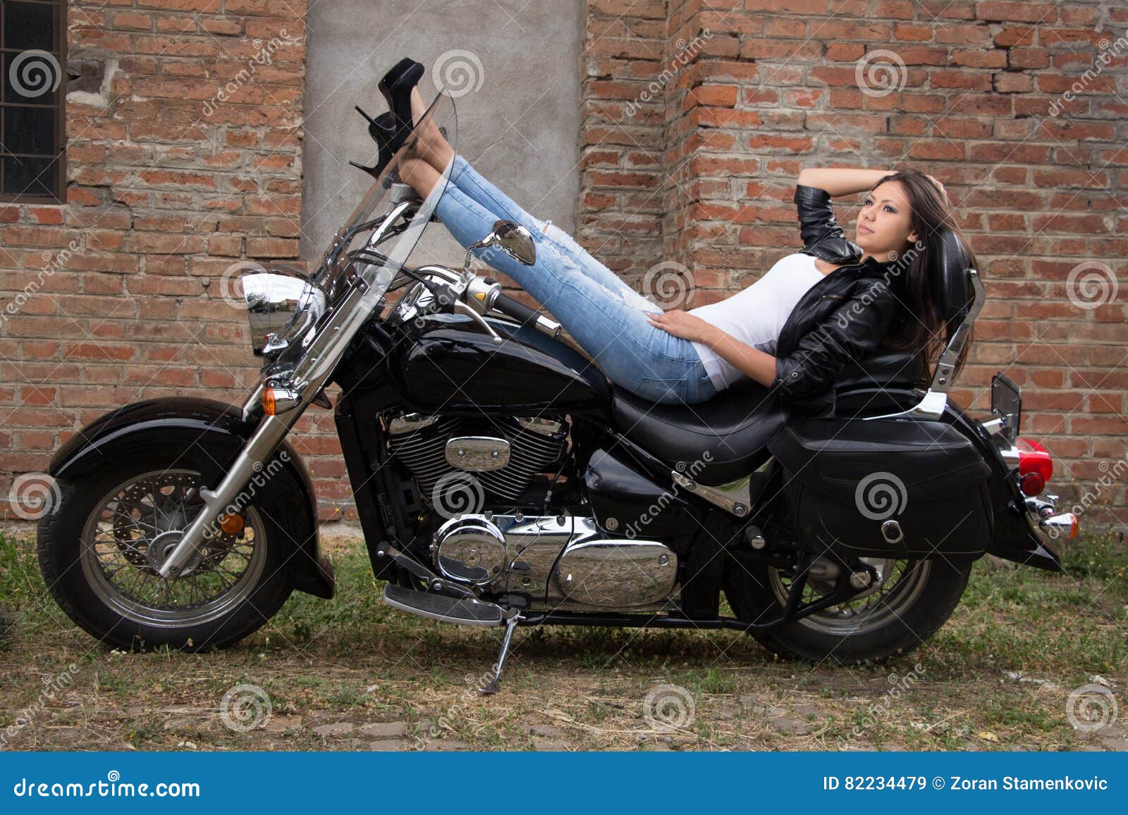 Motorrad-Mädchen stockbild. Bild von sitzung, mode, nett - 82234479