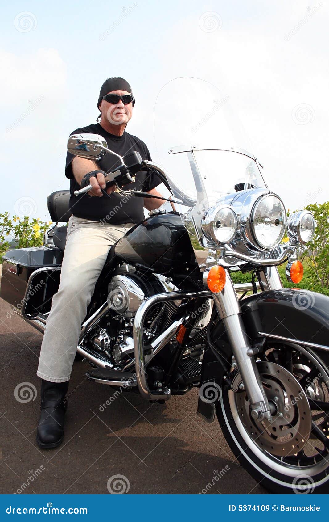 Motorrad-Mann stockbild. Bild von lächeln, himmel, radfahrer - 5374109