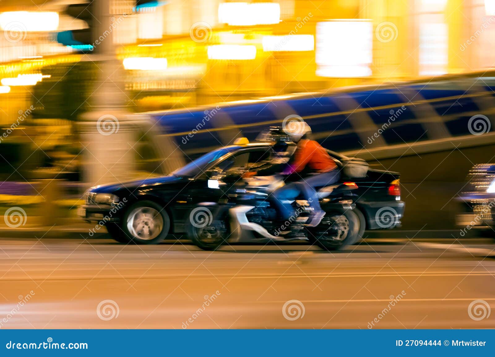 Motorrijder bij nacht stock foto. Image of beweging, banden - 27094444