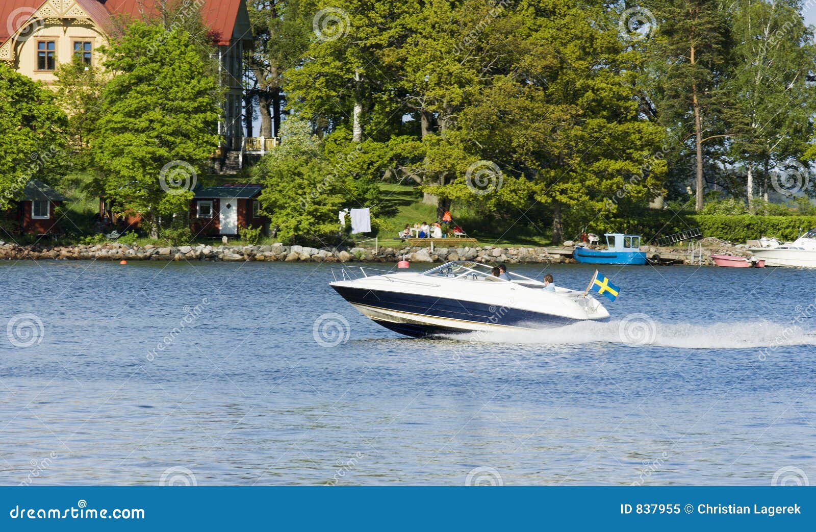 Motoscafo ed isola immagine stock. Immagine di puntello - 837955