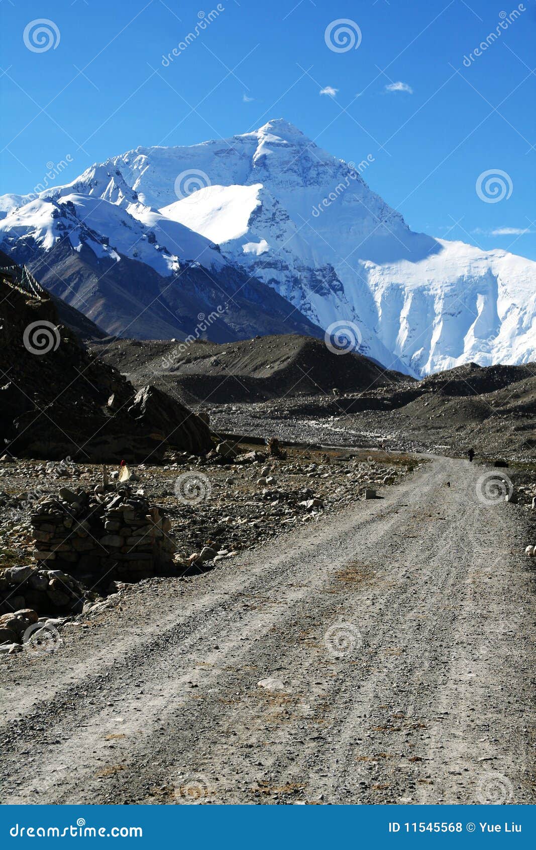 Mount Everest from the Trail of Base Camp Stock Photo - Image of ...
