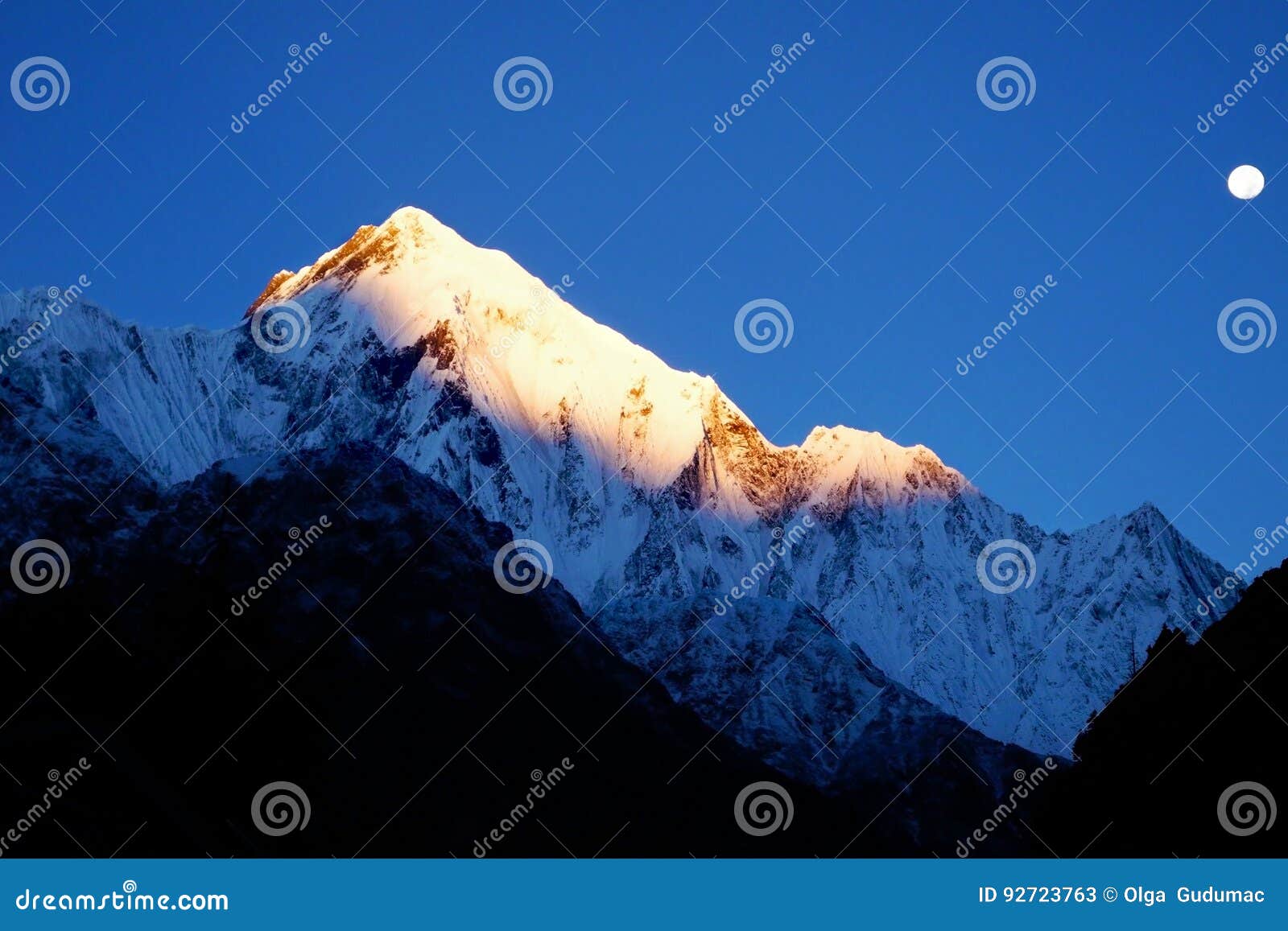 Mount Lit By The Rays Of The Rising Sun. Sunrise In Himalayan Mo ...