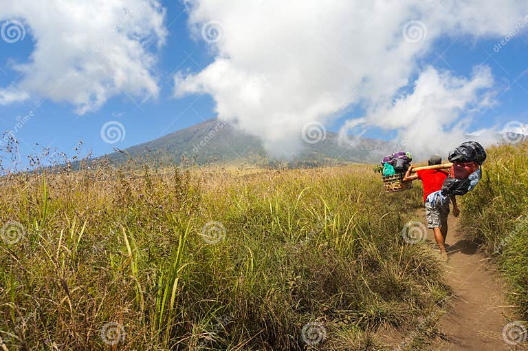 Mount rinjani porter editorial photography. Image of porter - 100615592