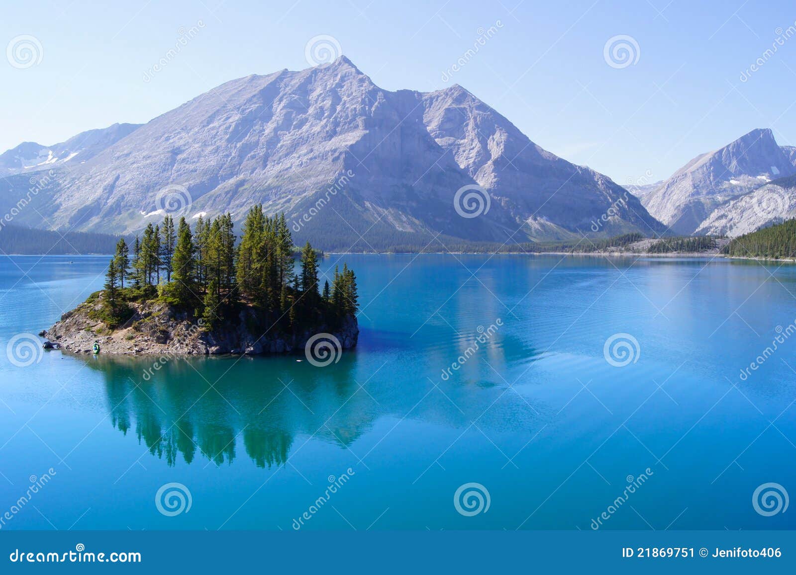 Mountain Lake Scene stock image. Image of recreation - 21869751