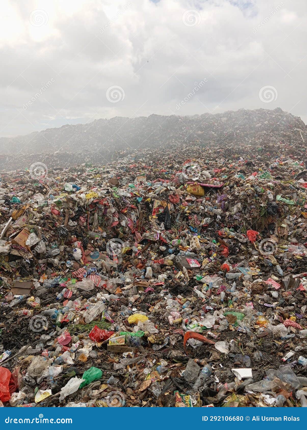 Mountain of rubbish editorial image. Image of lanfills - 292106680