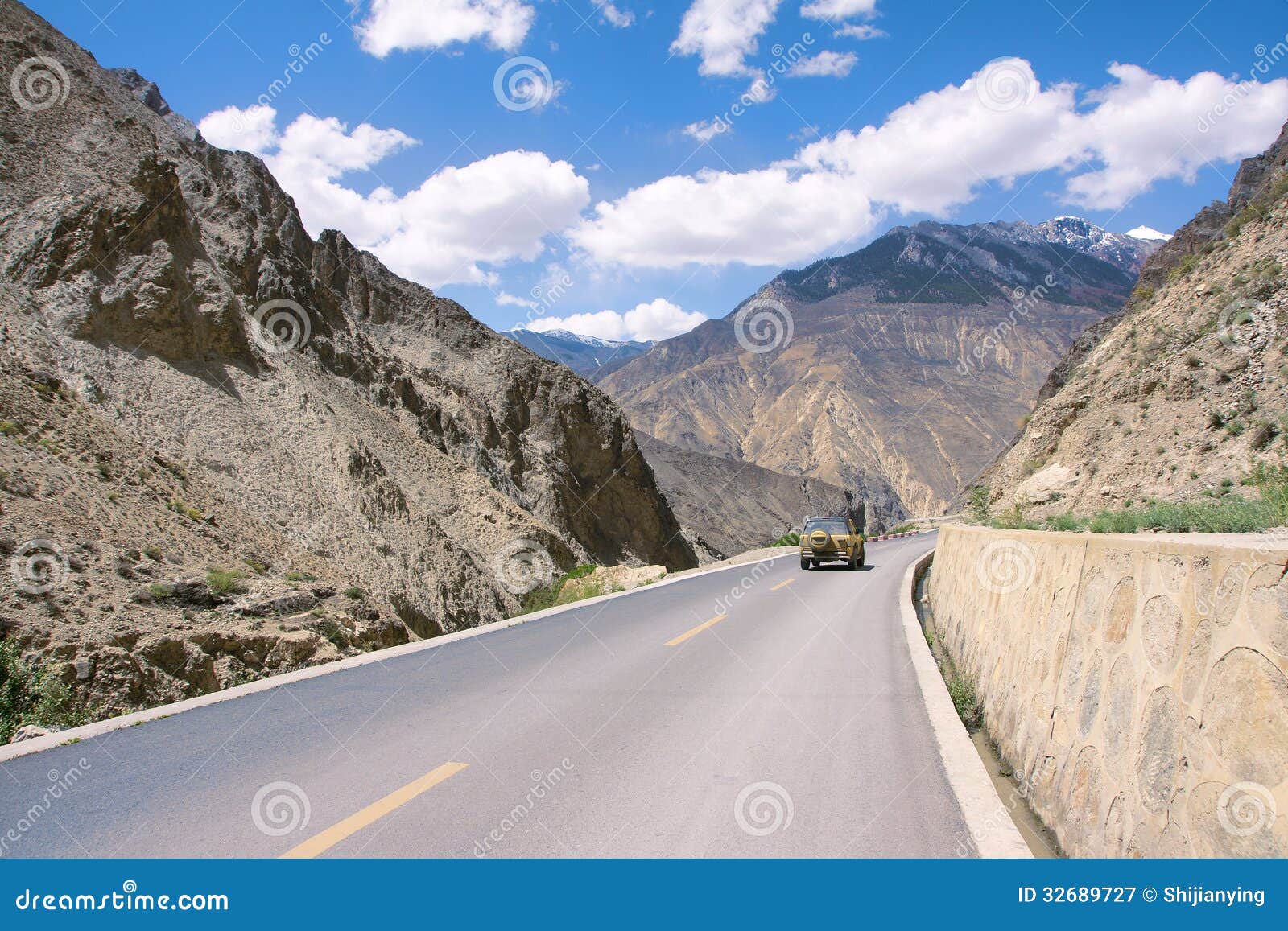 Mountain trafficway stock image. Image of journey, driveway - 32689727