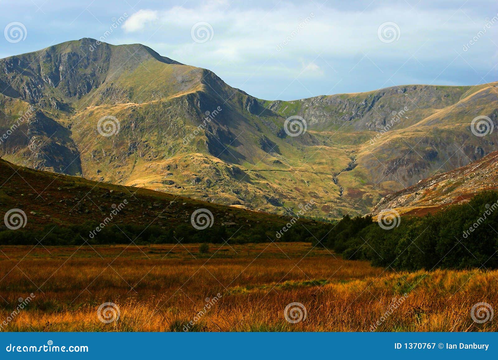 Mountain view in Snowdonia stock image. Image of mountain - 1370767