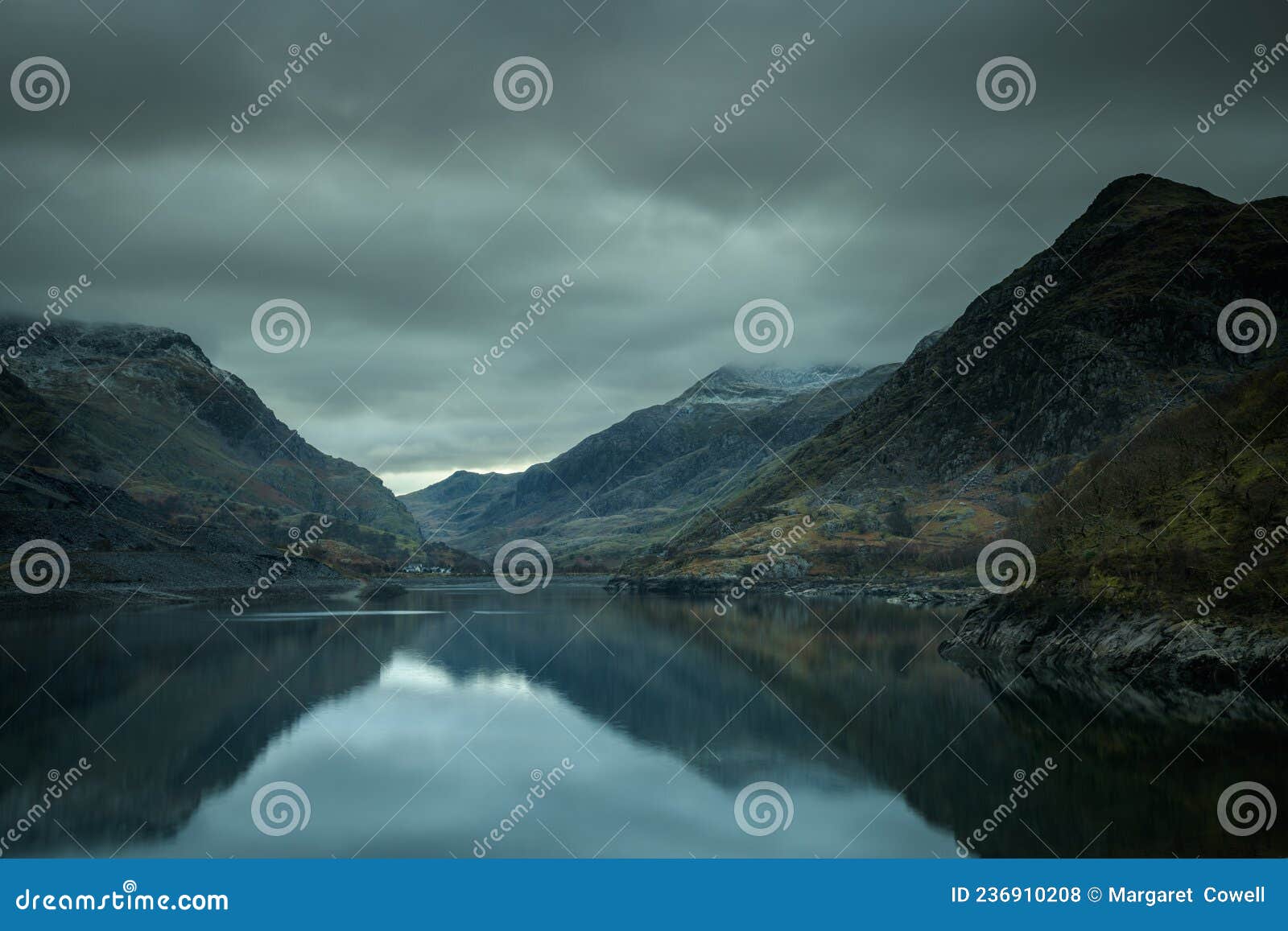 Mountains at Llyn Padarn, Reflecting in a Lake Stock Photo - Image of ...
