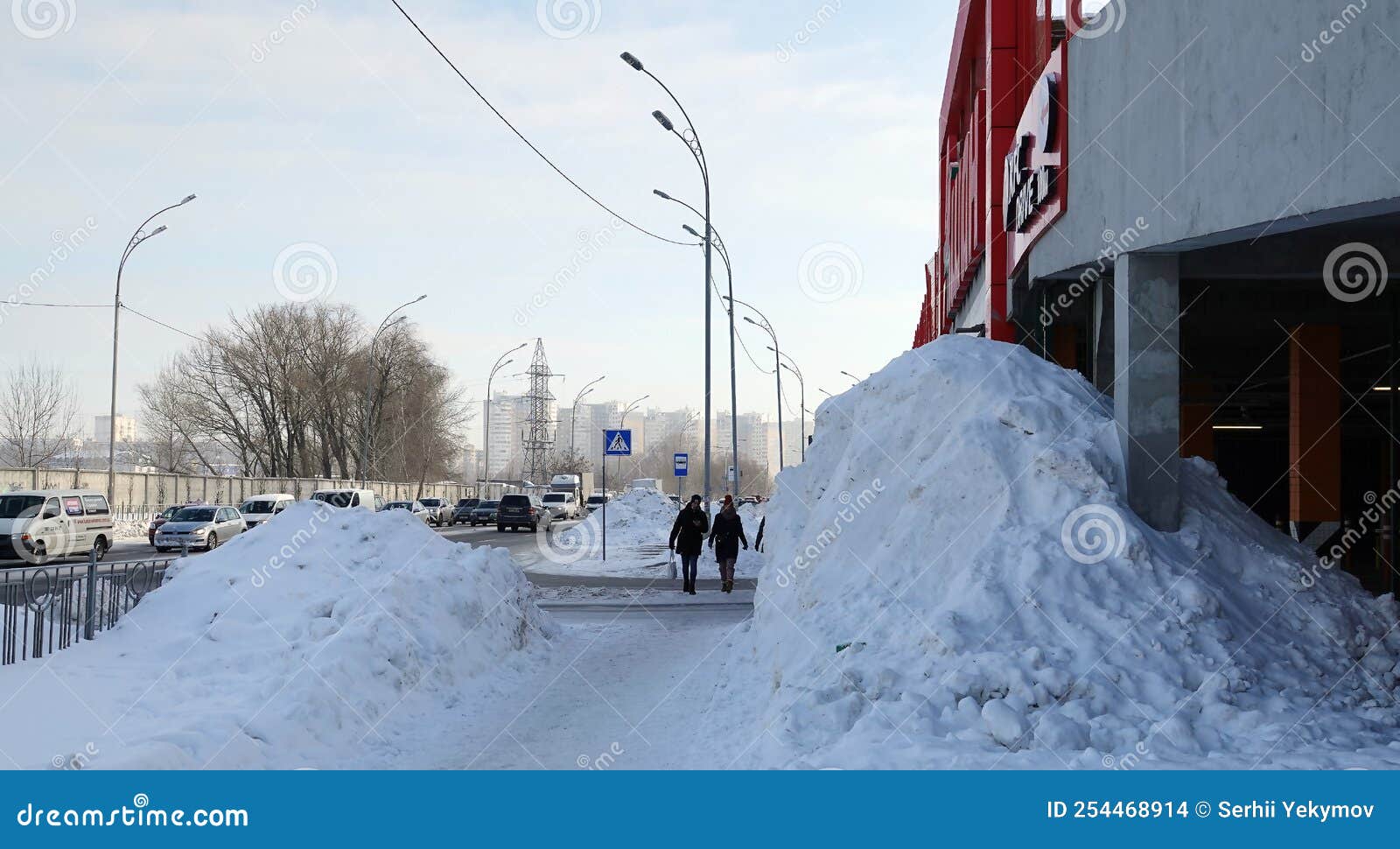 Mountains of snow in Kiev editorial stock image. Image of light - 254468914