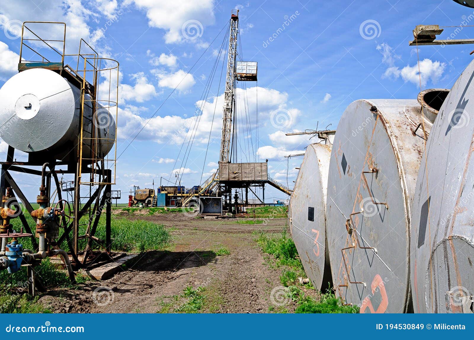 Workover Rig Royalty-Free Stock Image | CartoonDealer.com #108817012