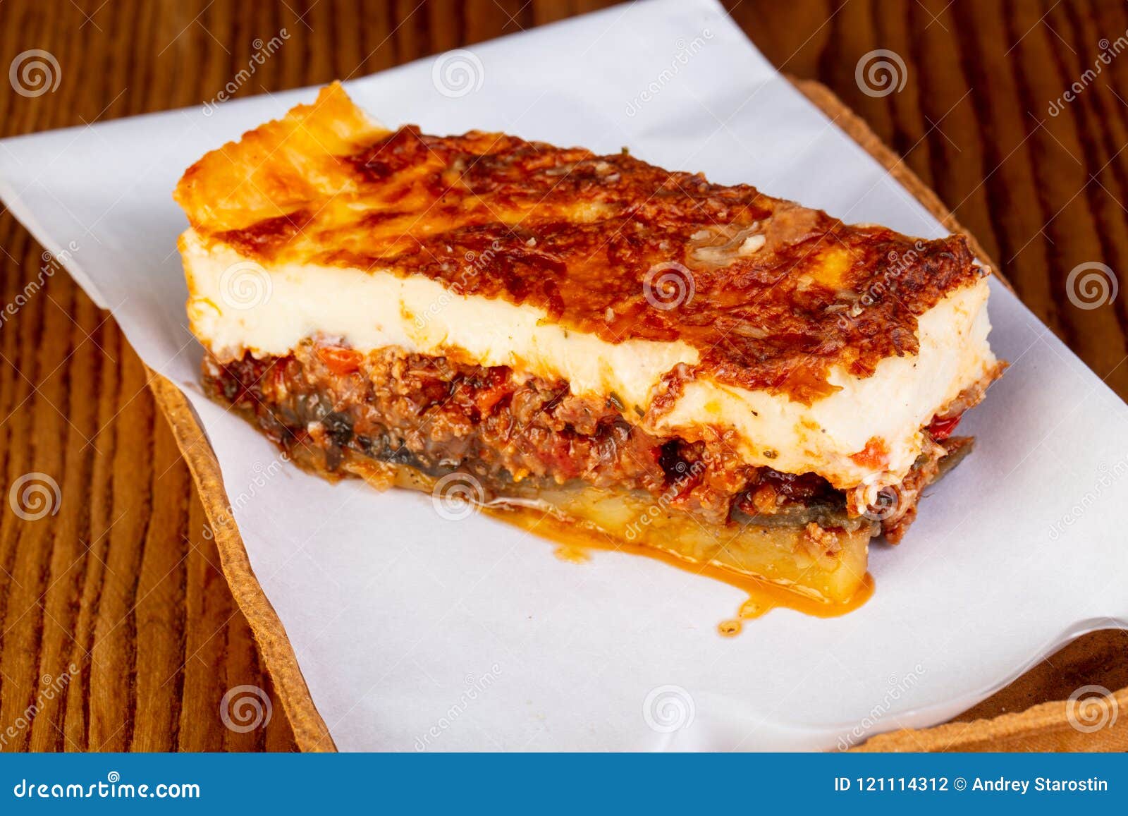 Mousaka tradicional griego foto de archivo. Imagen de especialidad ...