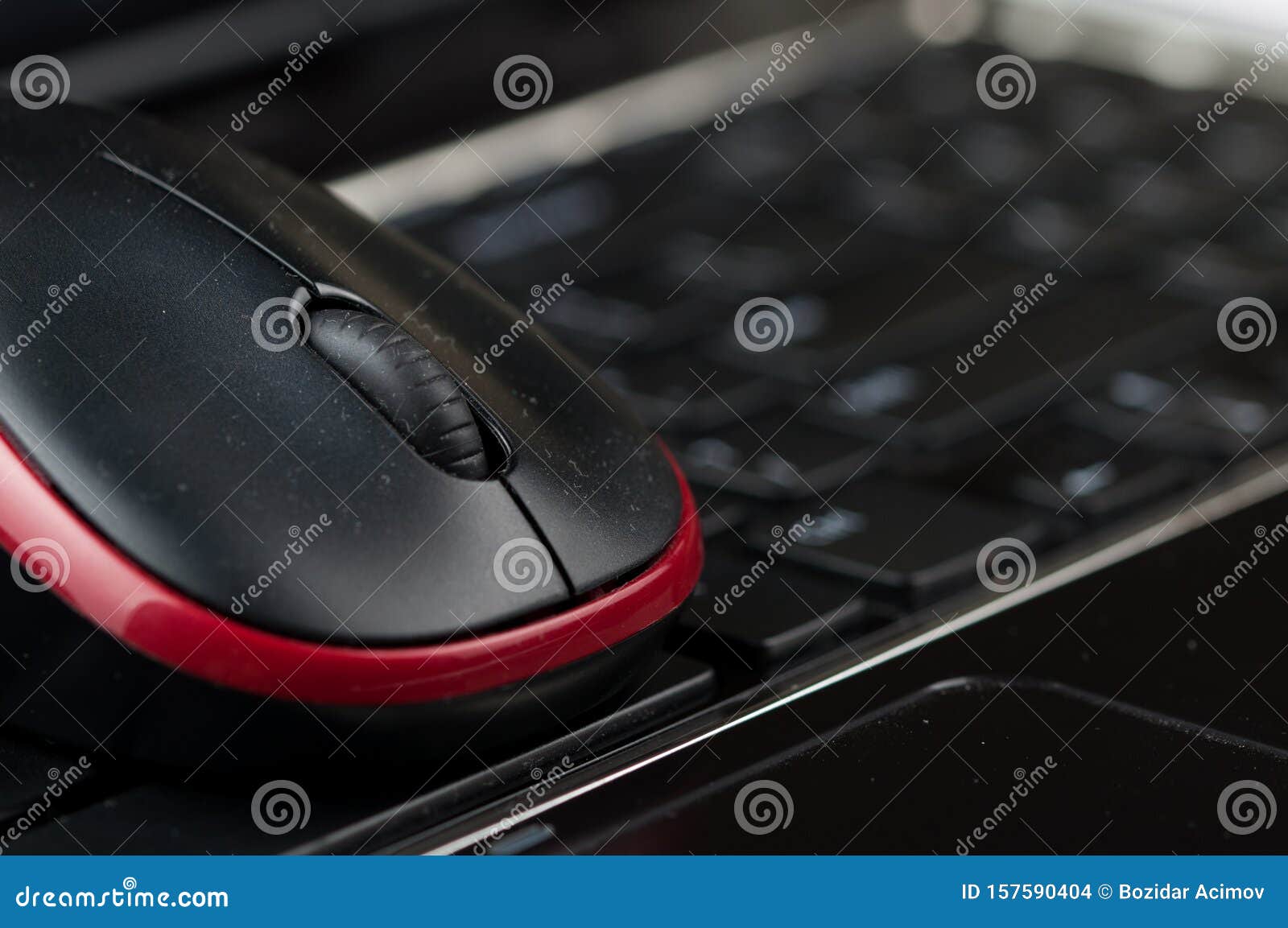 Mouse Wireless No Teclado Laptop Em Cima Da Mesa Foto de Stock - Imagem ...