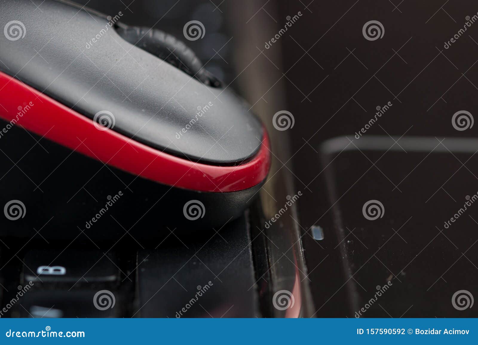 Mouse Wireless No Teclado Laptop Em Cima Da Mesa Foto de Stock - Imagem ...