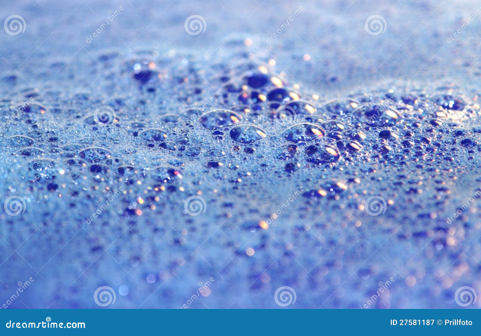 Mousse bleue de savon image stock. Image du personne - 27581187