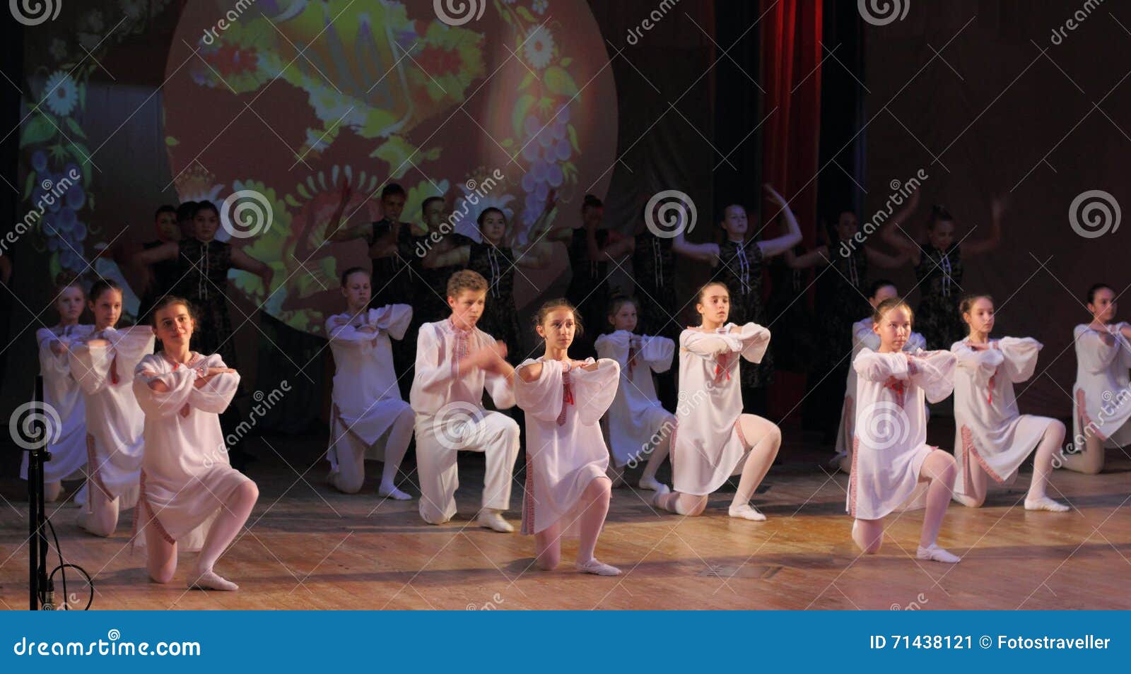 Movimientos Rítmicos De La Danza Foto editorial - Imagen de vacaciones ...