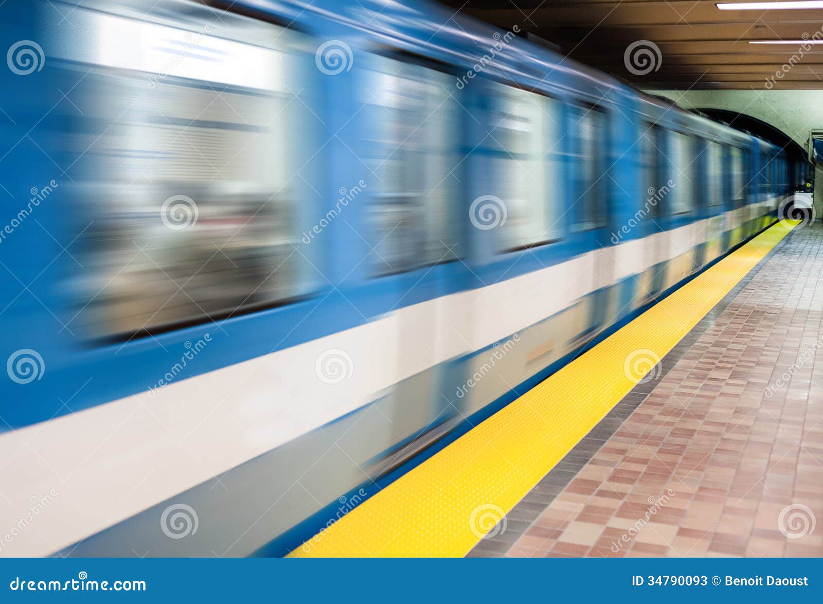 Moving Subway Train and Motion Blur with an Empty Subway Platform ...