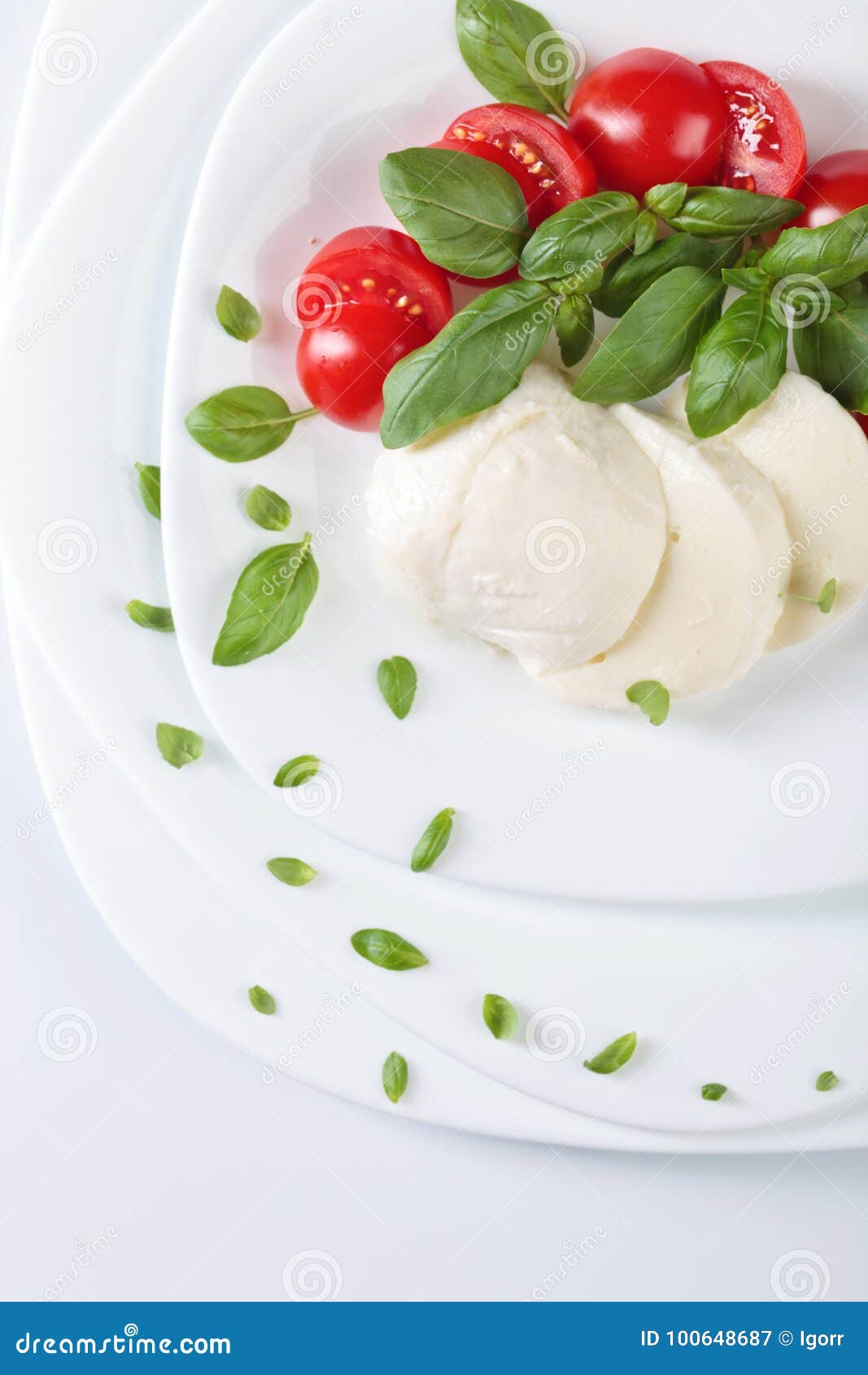 Mozzarella Mit Tomate Und Basilikum Stockbild - Bild von teil, käse ... Mozzarella Mit Tomate Und Basilikum Stockbild - Bild von teil, käse ...
