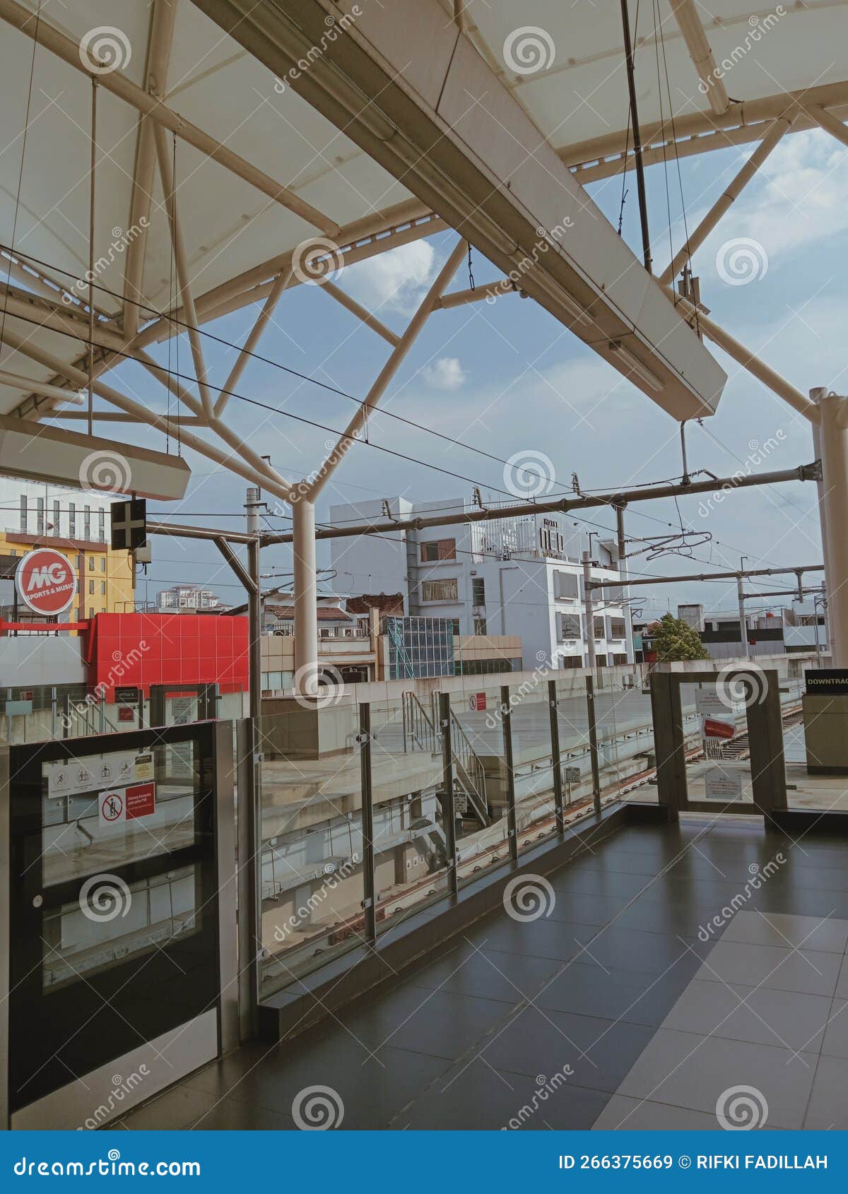 Mrt Train Cloud Afternoon Sky Holiday Editorial Stock Image - Image of ...