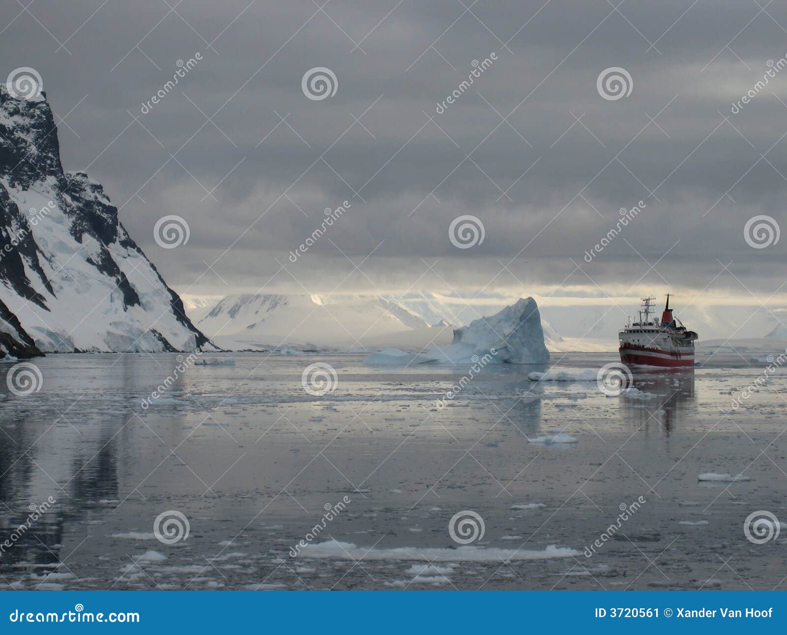 MS Explorer before sinking editorial photo. Image of rescue - 3720561
