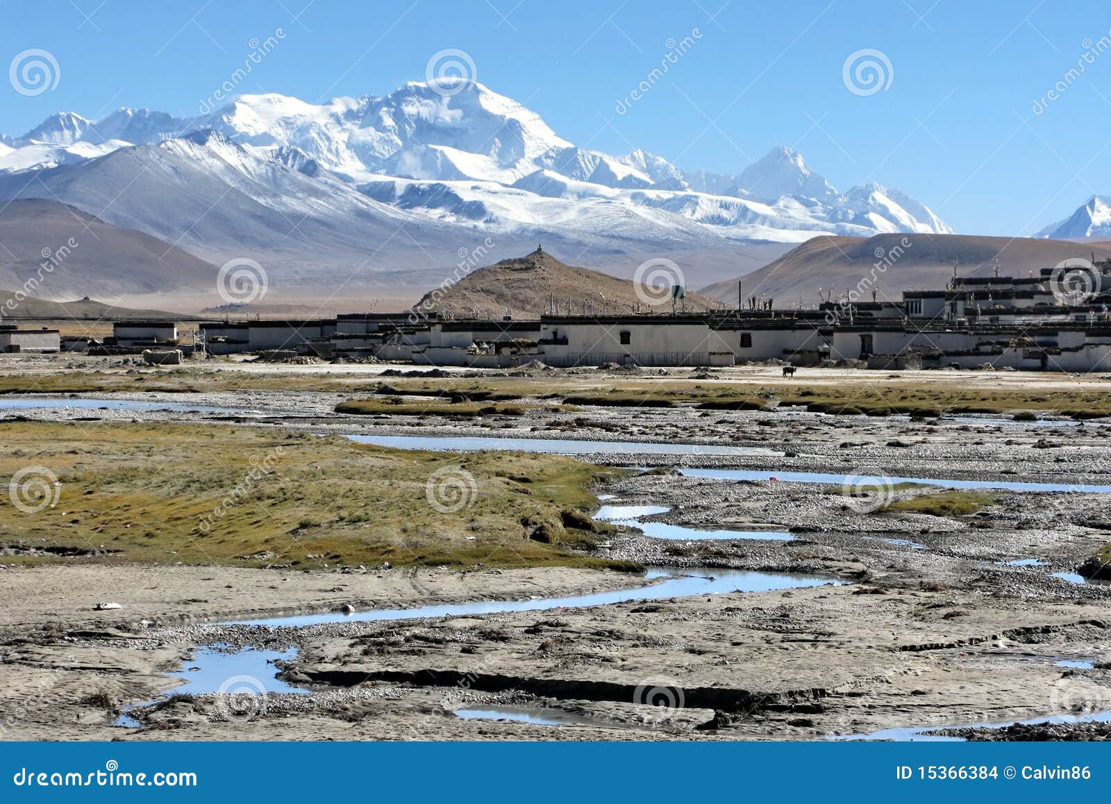 Mt.Cho Oyu y aldea foto de archivo. Imagen de aldea, lago - 15366384