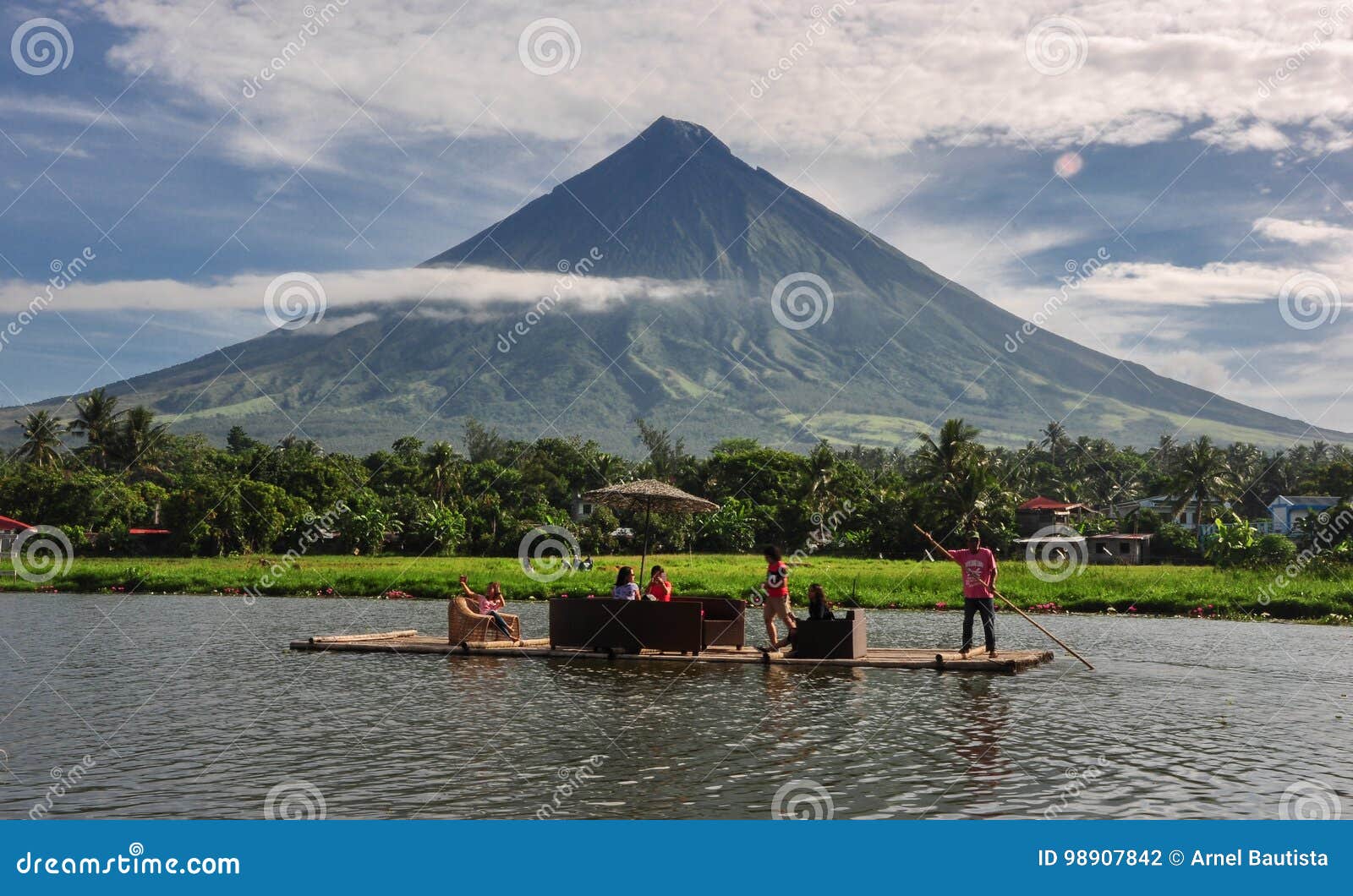 Mt.Mayon editorial photography. Image of perfect, sumlang - 98907842