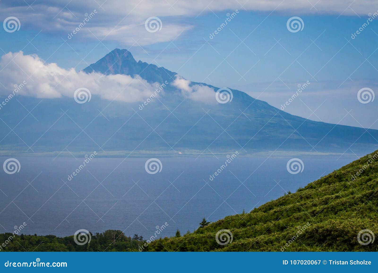 Mt Rishiri von Rebun-Insel stockbild. Bild von landwirtschaftlich - 107020067