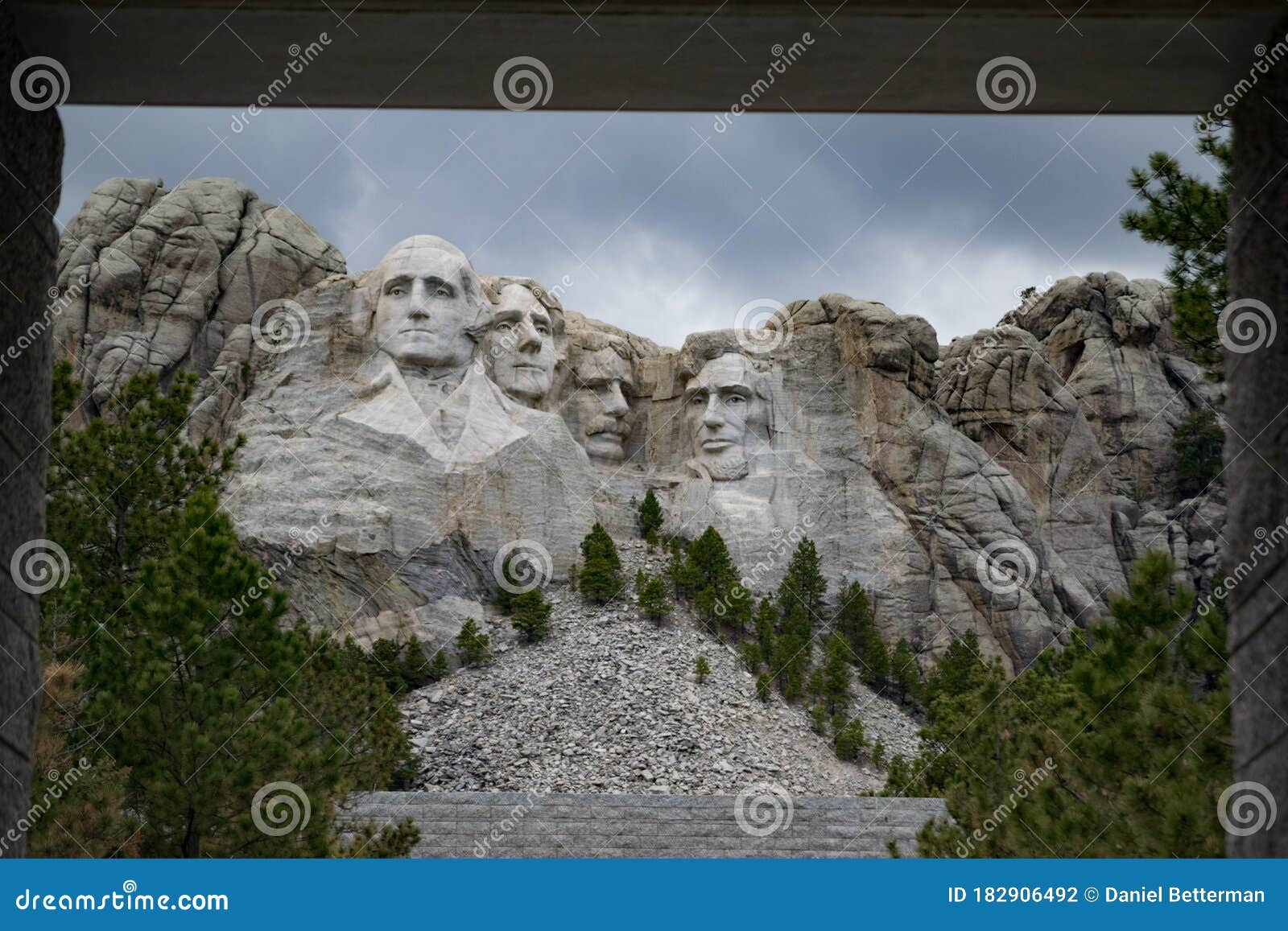 Mt Rushmore Framed by Brick and Stone Editorial Photography - Image of hills, history: 182906492