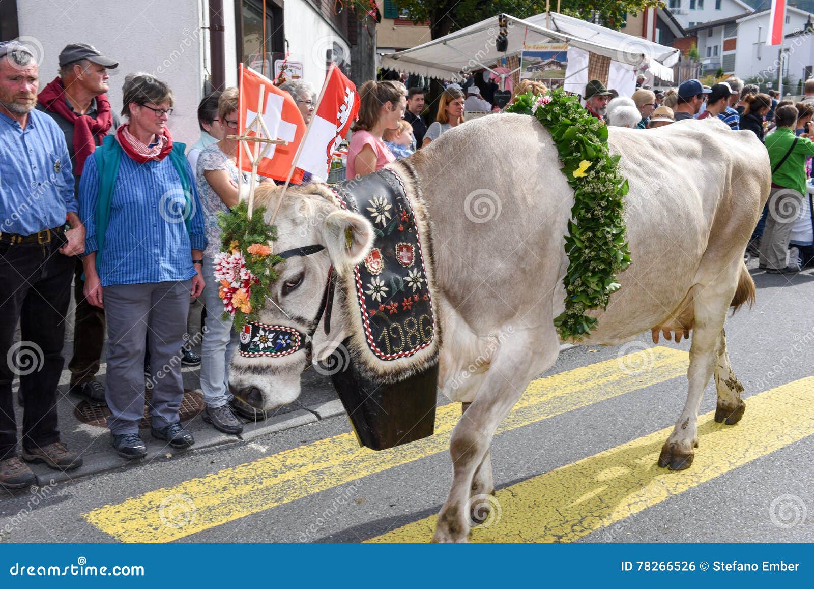 Mucca Decorata Con I Fiori E Le Bandiere Fotografia Editoriale ...