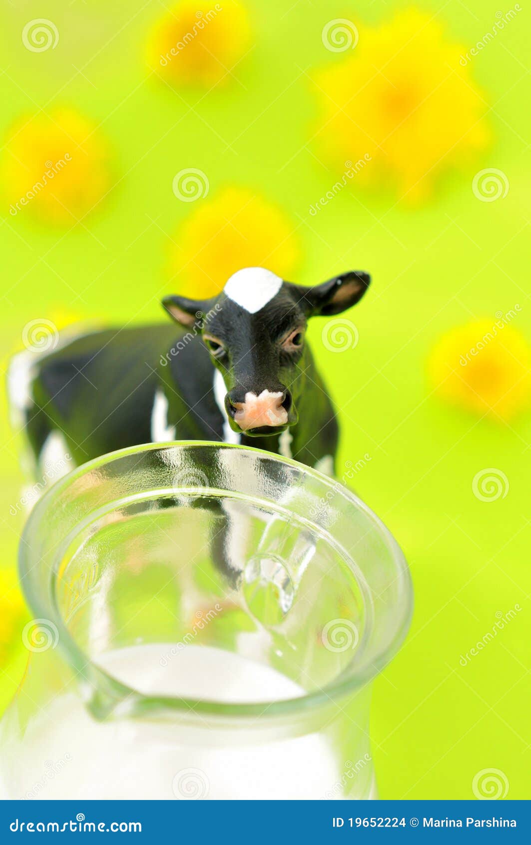 Mucca e latte fotografia stock. Immagine di latte, mucca - 19652224