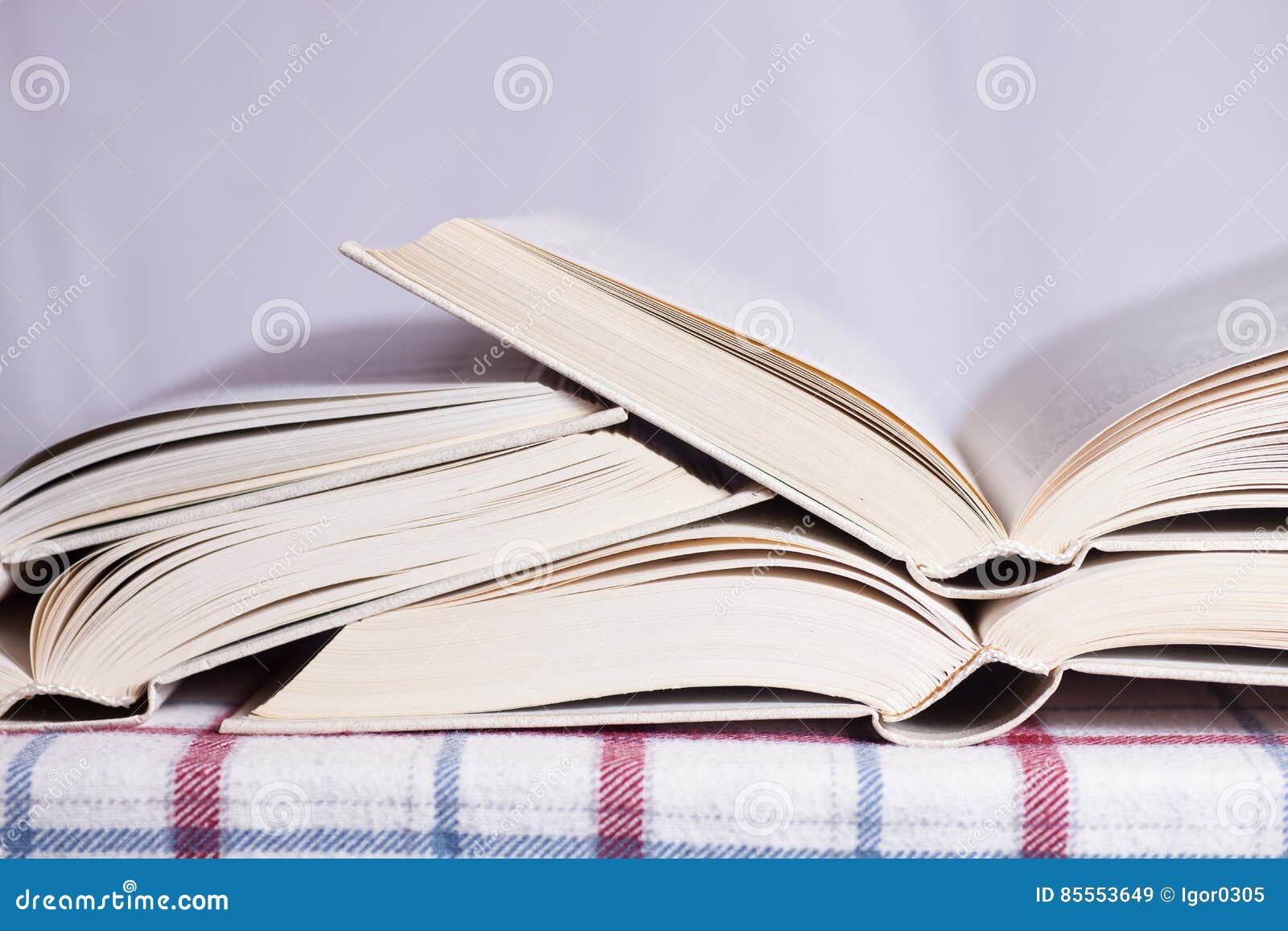 Mucchio dei libri aperti immagine stock. Immagine di conoscenza - 85553649