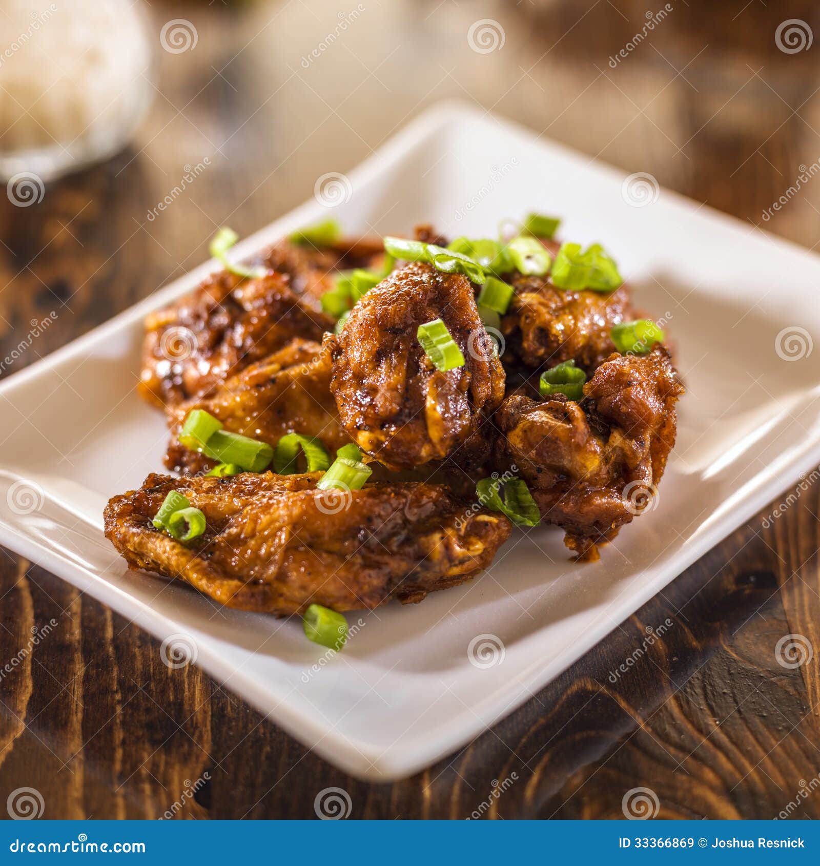 Mucchio Delle Ali Di Pollo Sul Piatto. Immagine Stock - Immagine di ...