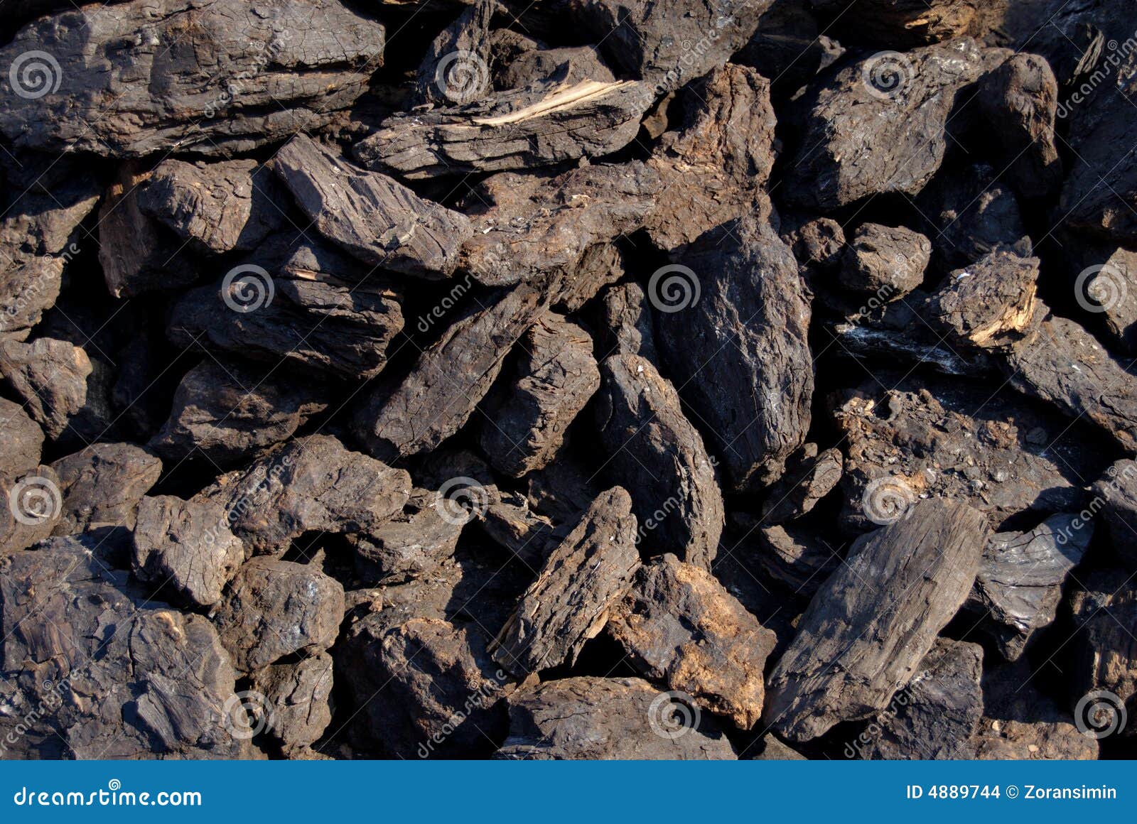 Mucchio di carbone fotografia stock. Immagine di mucchio - 4889744