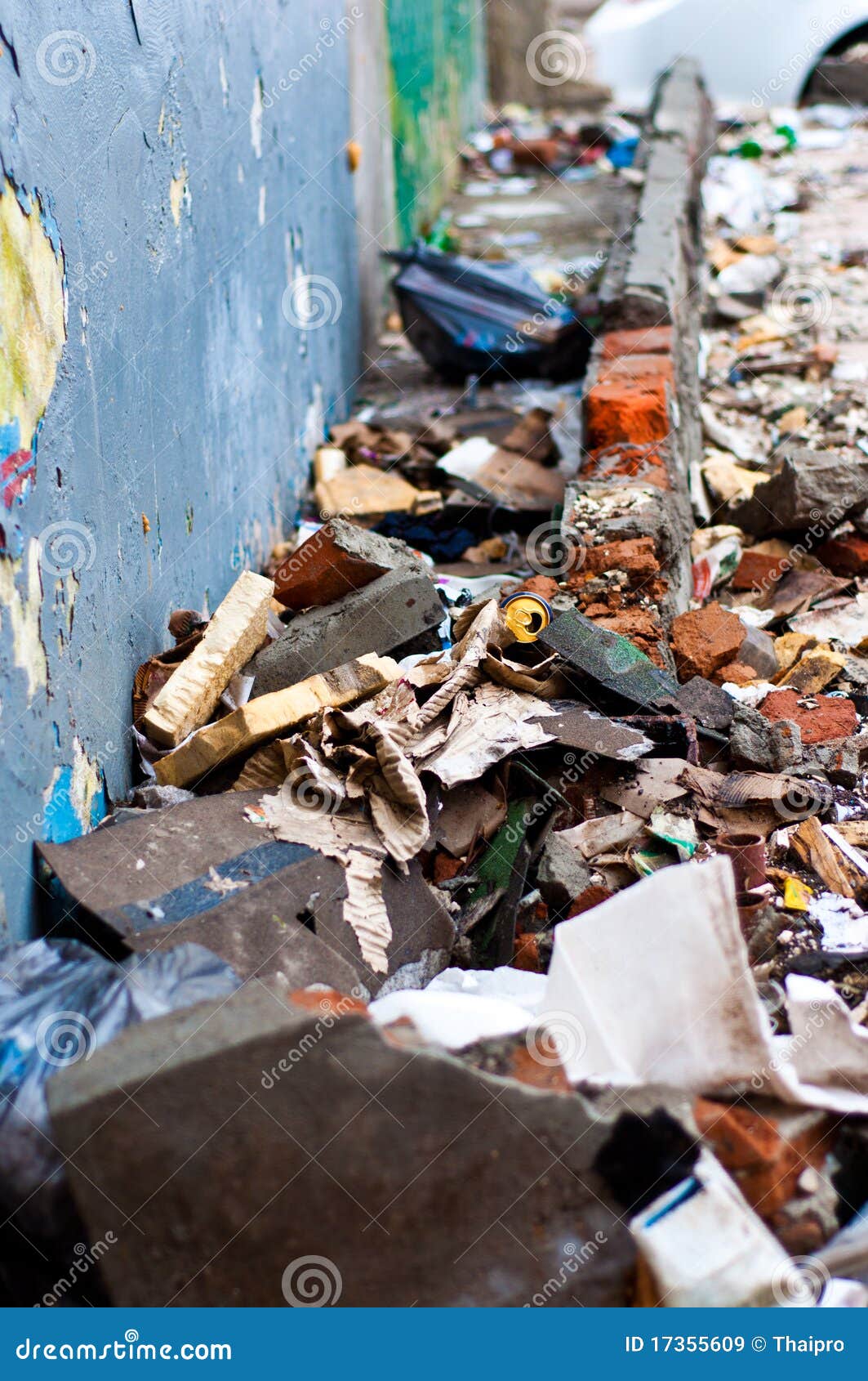 Mucchio di immondizia immagine stock. Immagine di metallo - 17355609