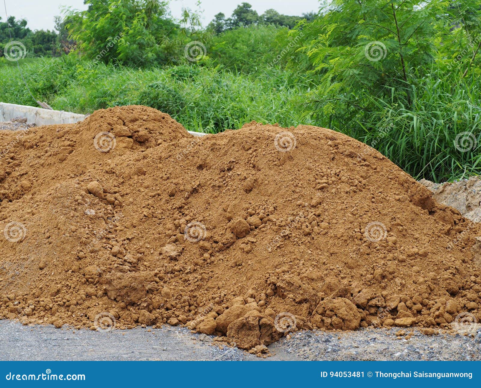 Mucchio di sporcizia immagine stock. Immagine di collina - 94053481