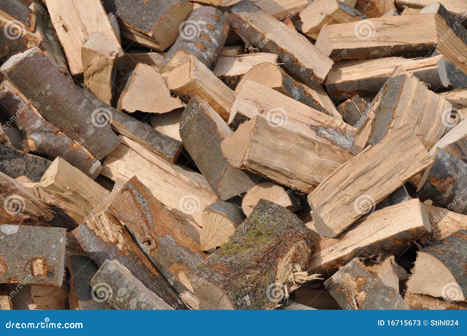 Mucchio su legna da ardere immagine stock. Immagine di cerchio - 16715673