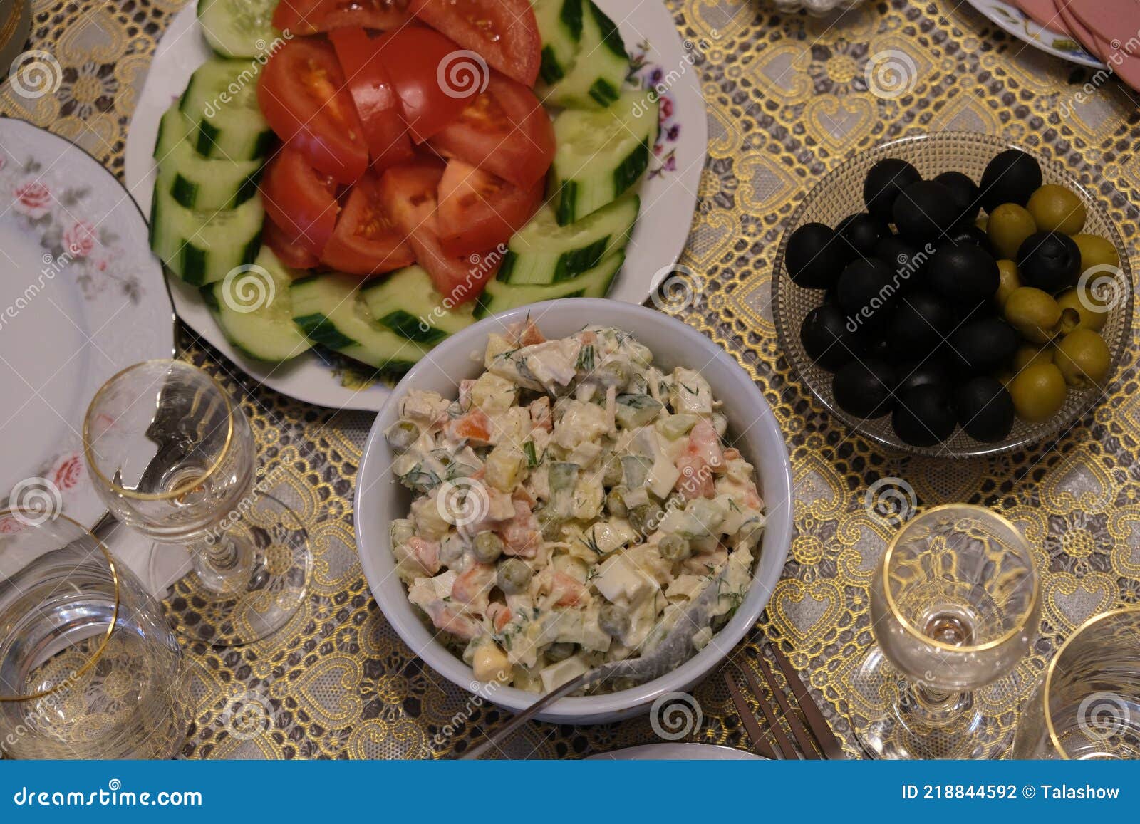 Mucha Comida Deliciosa En La Mesa Festiva Foto de archivo - Imagen de ...