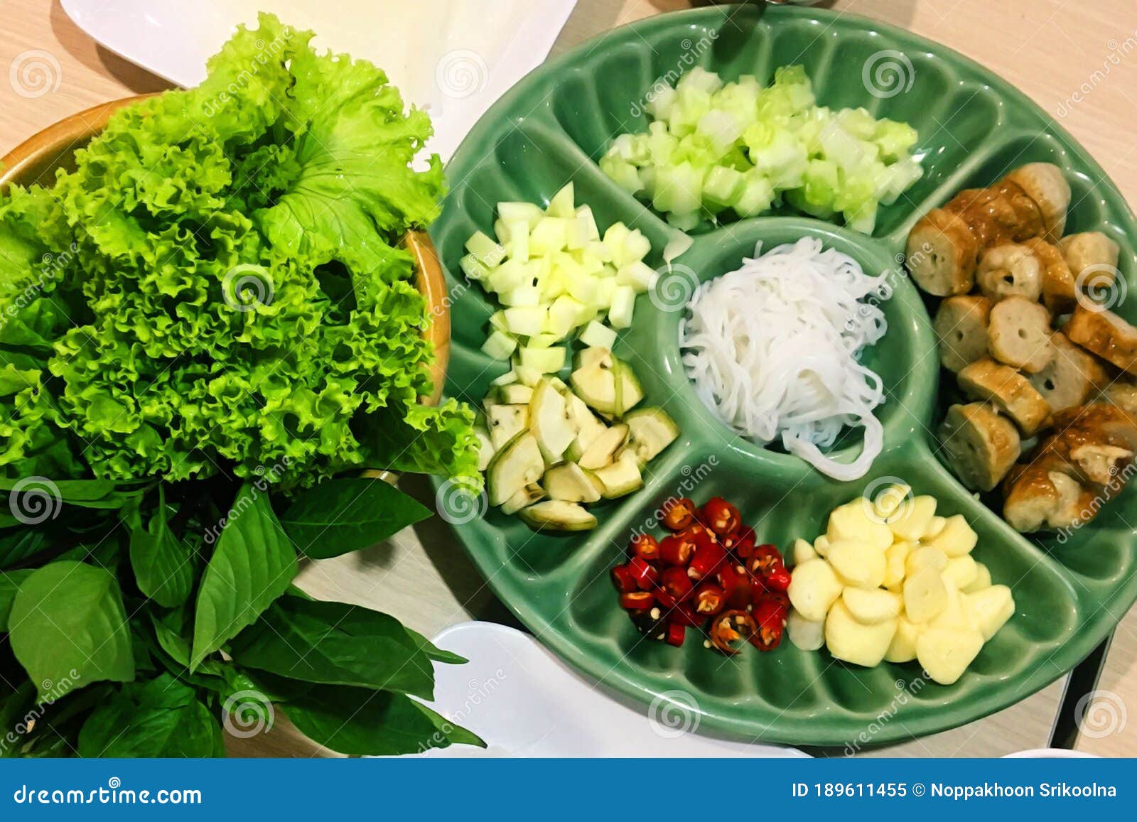 Mucha Comida En La Mesa Lista Para Comer Imagen de archivo - Imagen de ...
