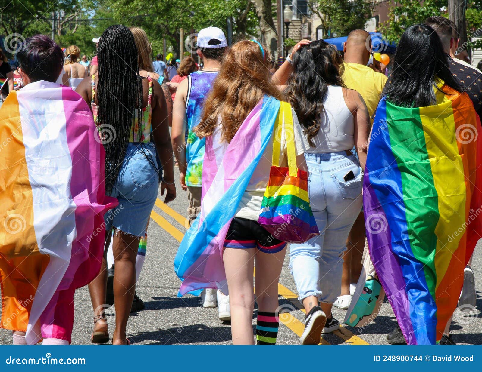 Mucha Gente Caminando Por La Calle Llevando Banderas Del Orgullo Gay Y