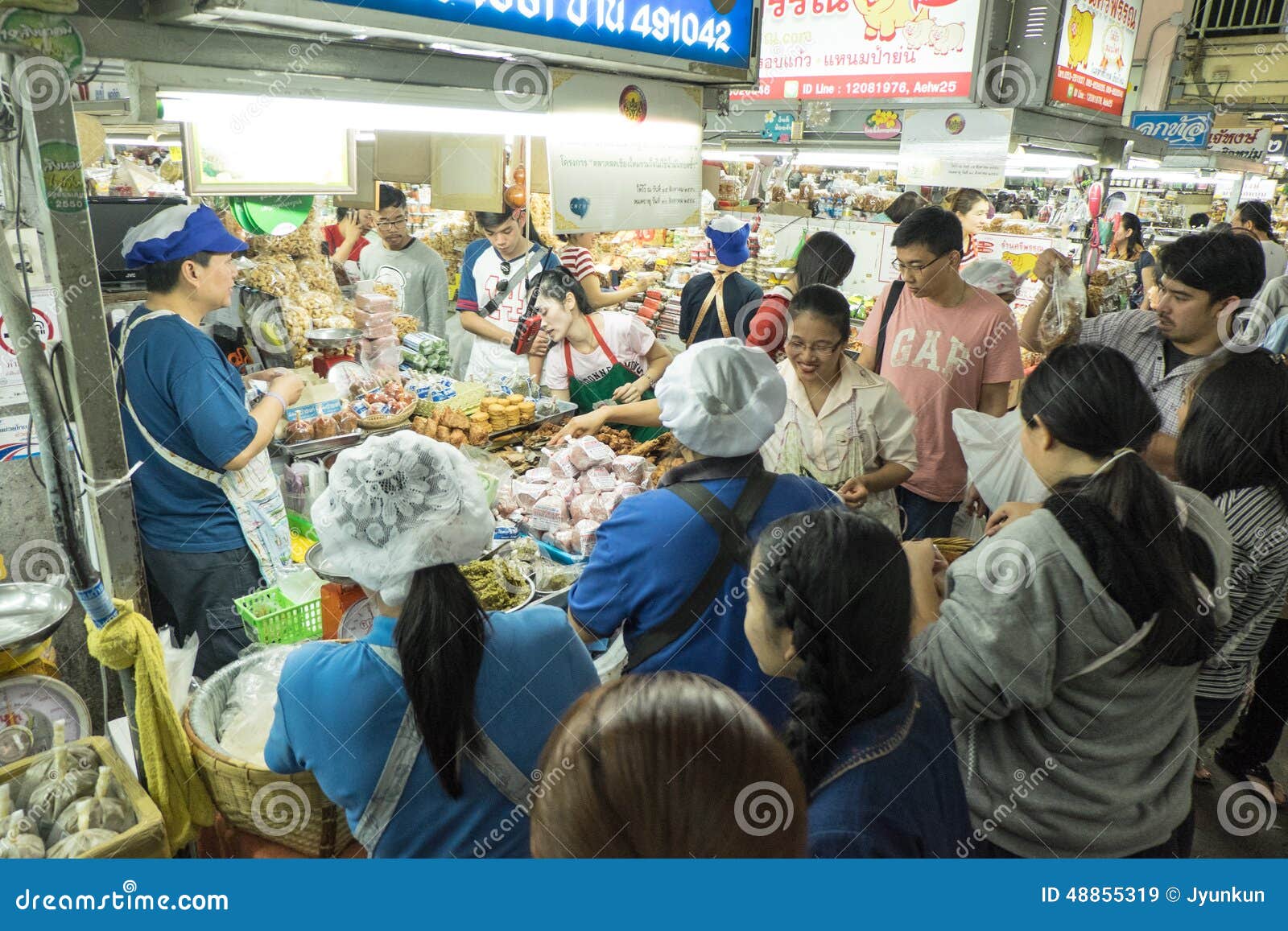 Mucha Gente Está Comprando En El Mercado Imagen de archivo editorial ...