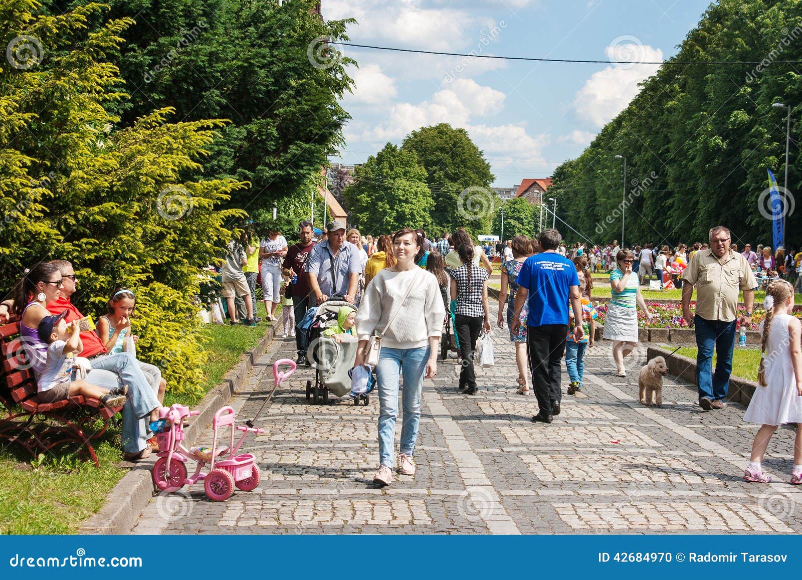 Mucha Gente Que Camina En Un Parque De La Ciudad Imagen editorial ...