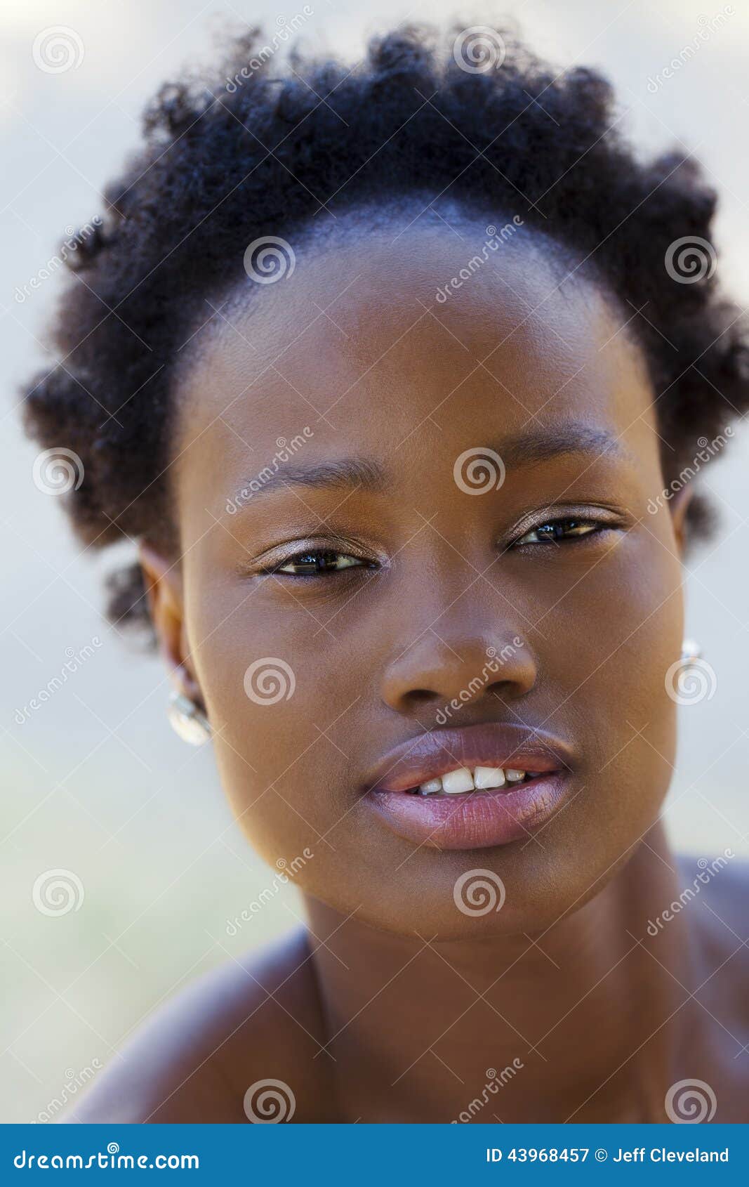 Muchacha Adolescente Afroamericana Joven Del Retrato Al Aire Libre