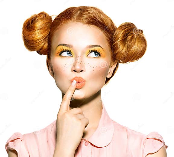 Muchacha Adolescente Alegre Con Las Pecas Foto De Archivo Imagen De