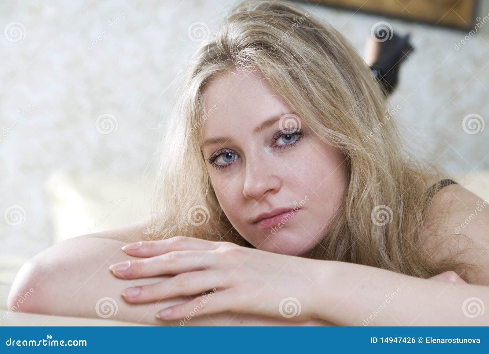 Muchacha Adolescente Sola Rubia Que Miente En Cama Foto De Archivo