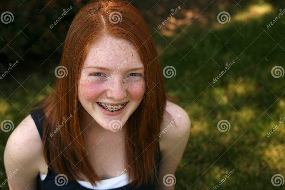 Muchacha Bastante Pelirroja Con Las Pecas Imagen De Archivo Imagen De