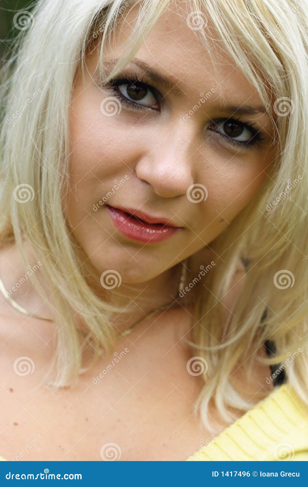 Muchacha bonita foto de archivo. Imagen de hierba, mujer - 1417496