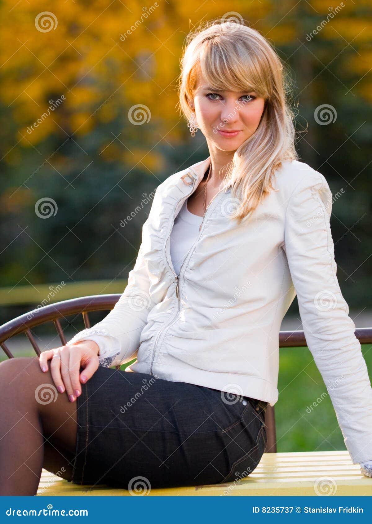 Muchacha bonita imagen de archivo. Imagen de mujer, blanco - 8235737