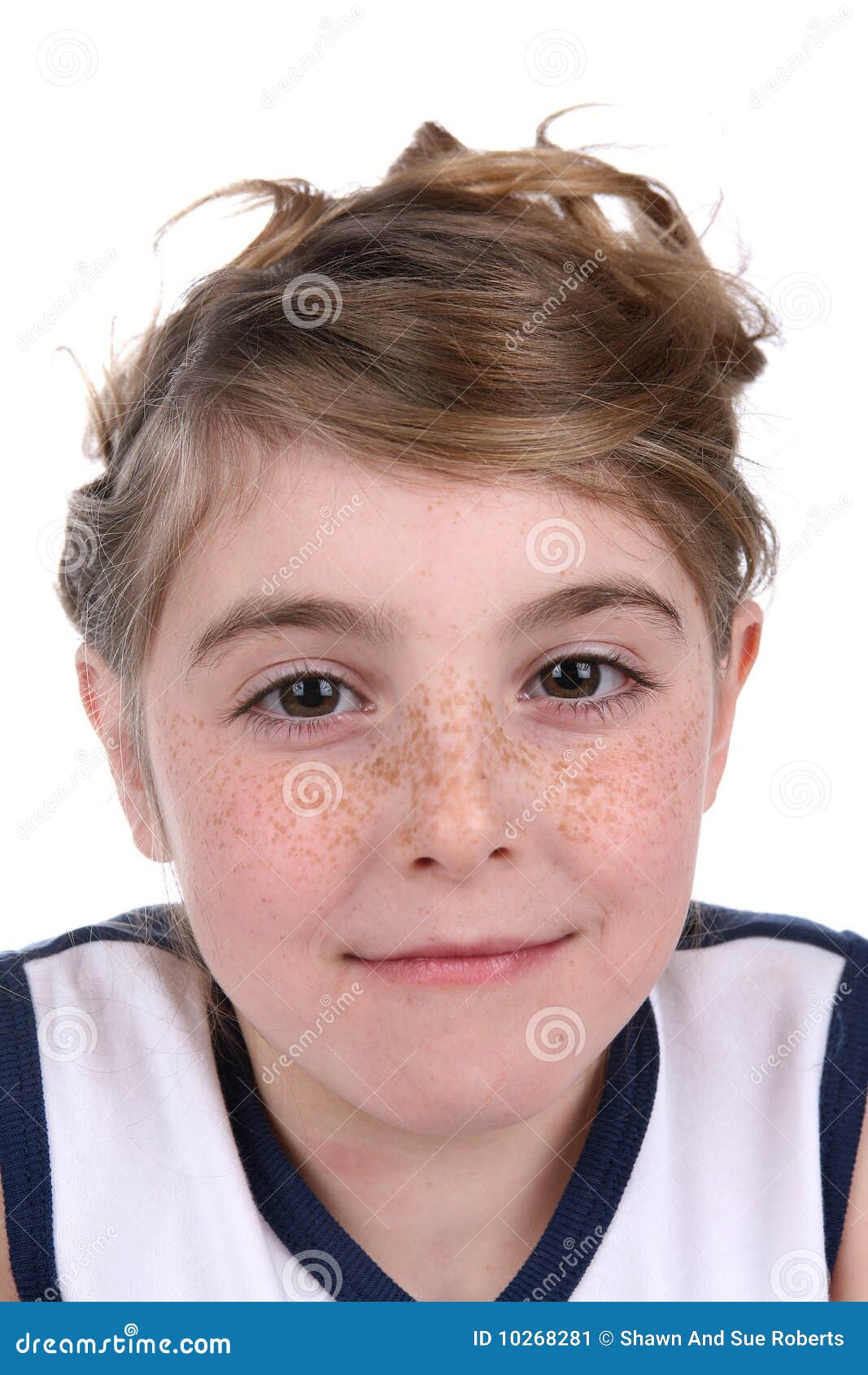 Muchacha Bonita Con Las Pecas En Jersey Atlética Imagen De Archivo