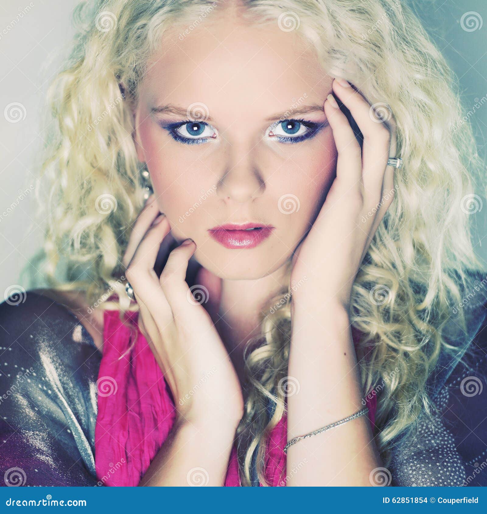 Muchacha bonita en estudio foto de archivo. Imagen de retrato - 62851854