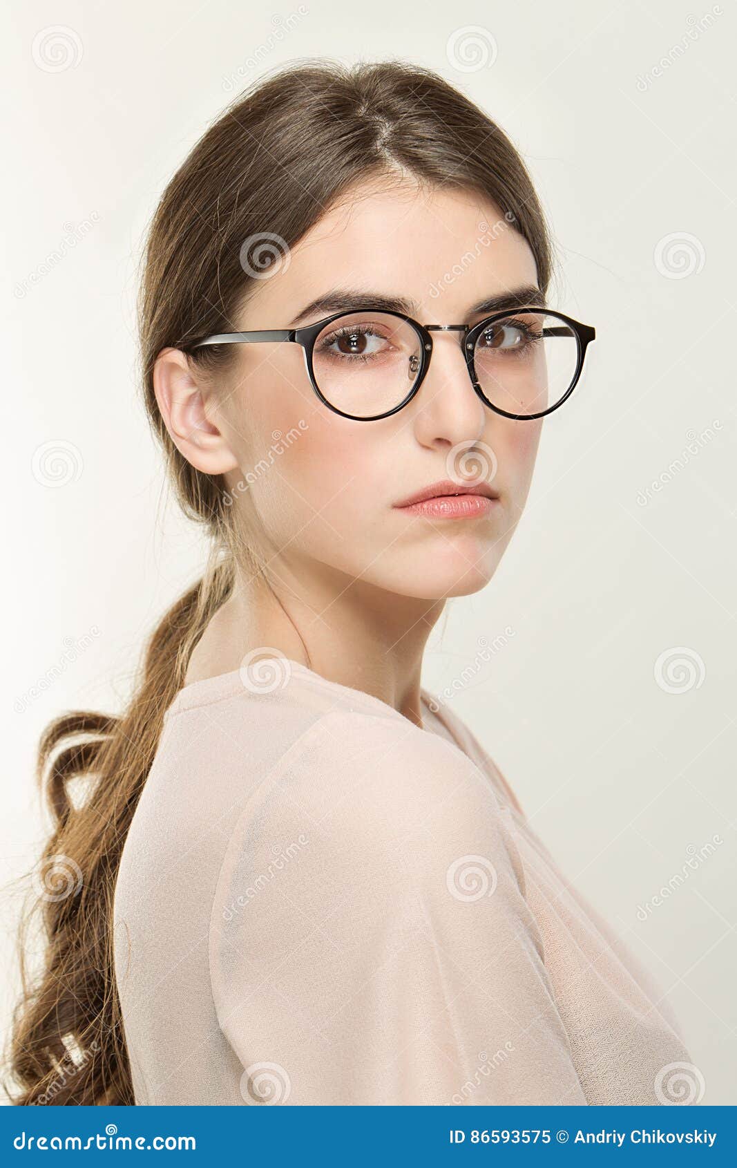 Muchacha Bonita Joven Retrato Clásico En El Fondo Blanco Estilo Desnudo Mirada De La Oficina