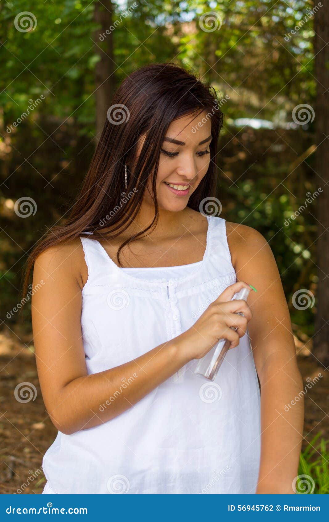 Muchacha Con El Espray De Insecto Foto de archivo - Imagen de mosquito ...